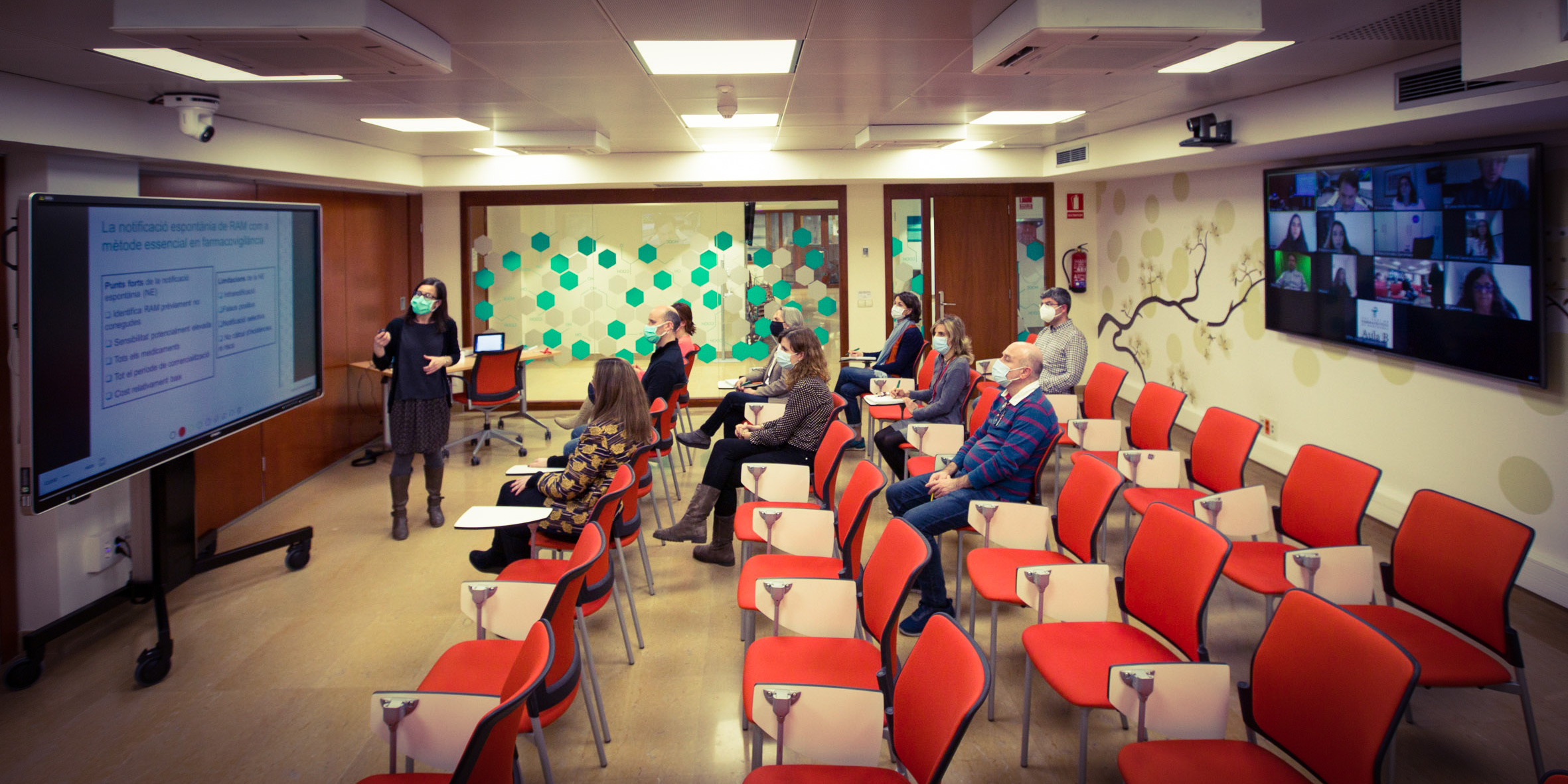 El COFB inaugura una aula híbrida, que combina presencialitat i ...